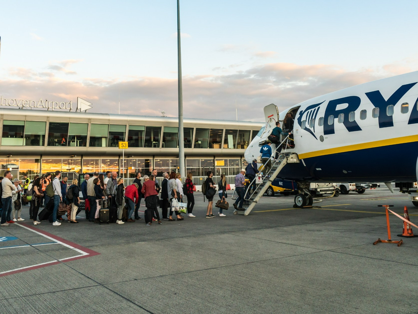 Zaskakujący komunikat Ryanair dotyczący bagażu. Na lotniskach widać już ...