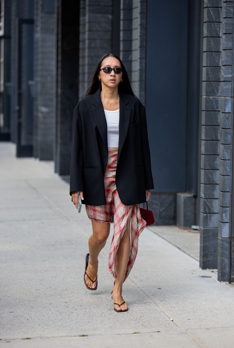 9 flip-flop outfit ideas that are effortlessly chic for summer