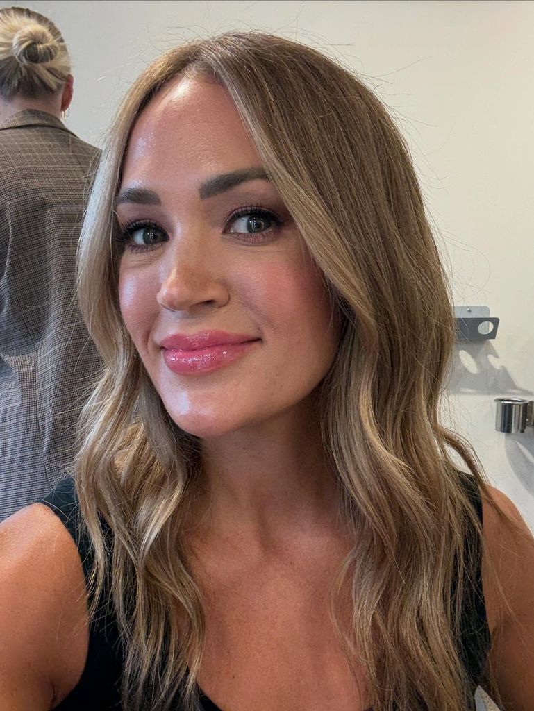 Carrie Underwood looks so different with natural hair color after ...