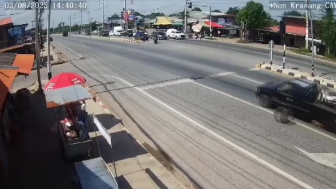 Runaway car wheel rolls through red light at intersection