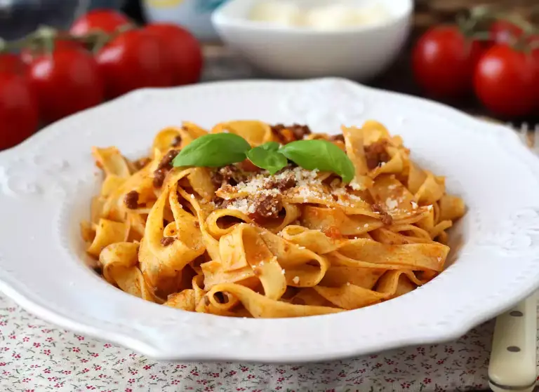 Pasta with bolognese sauce - tagliatelle al ragù alla bolognese