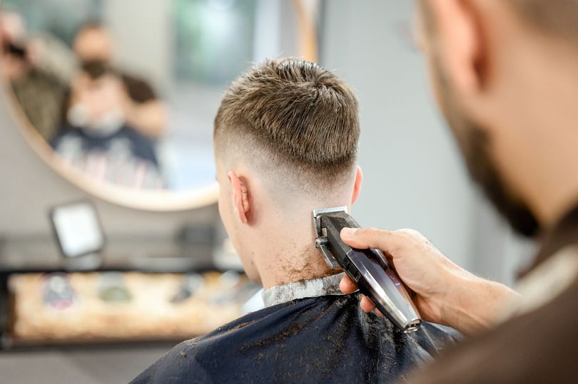 Barber surprises homeless man with selfless gesture and leaves him ...