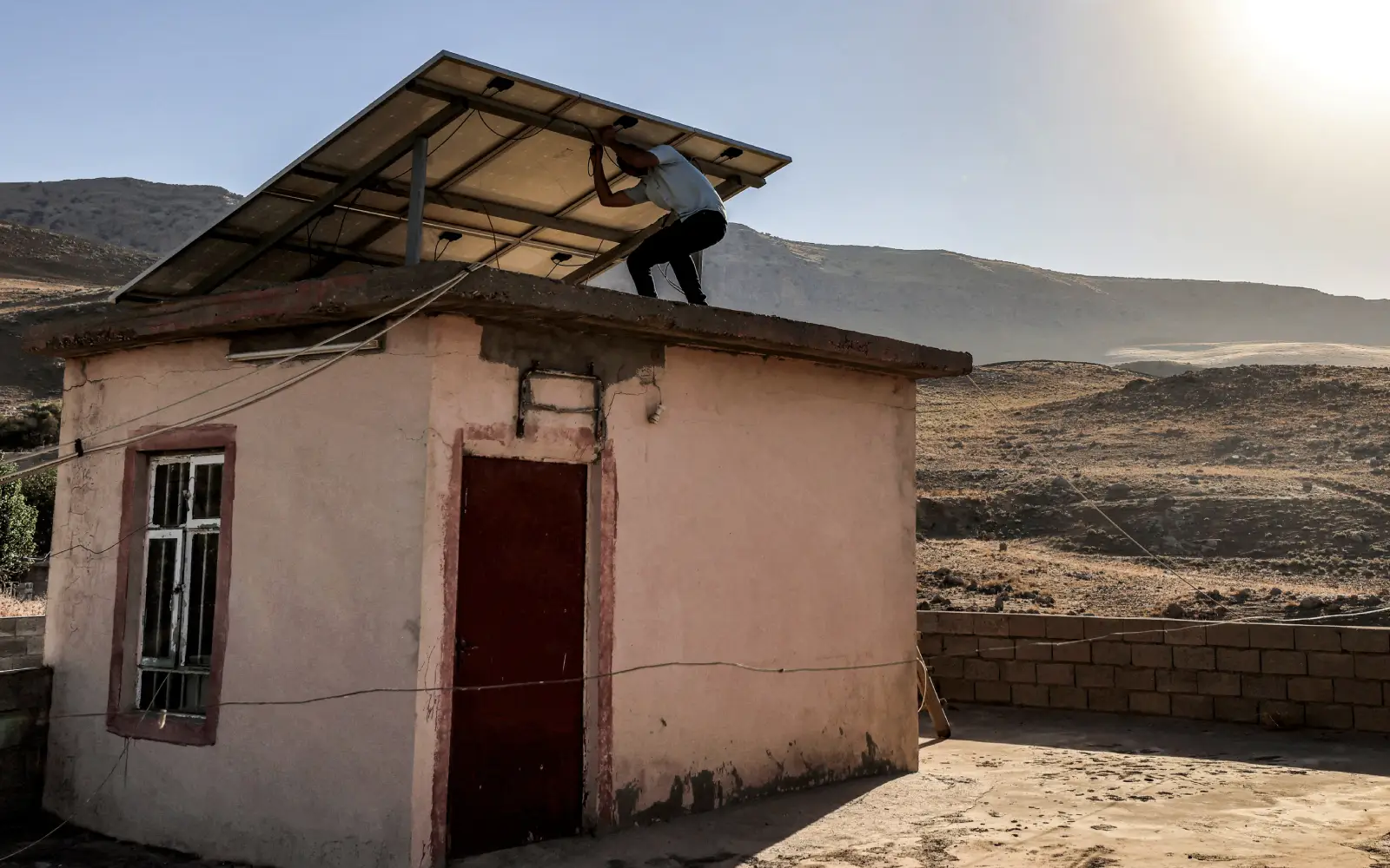 Iraqis turn to solar as power grid falters