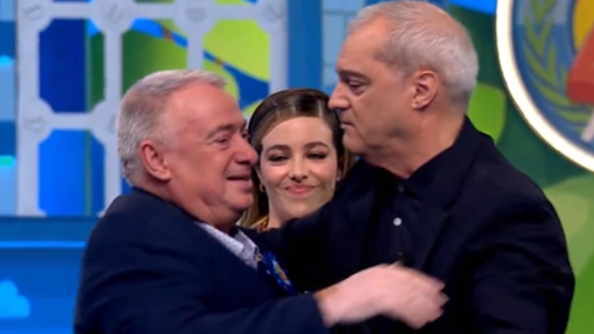 El abrazo de Ramón García en 'Grand Prix' con el alcalde que fue detenido por prevaricación y ...