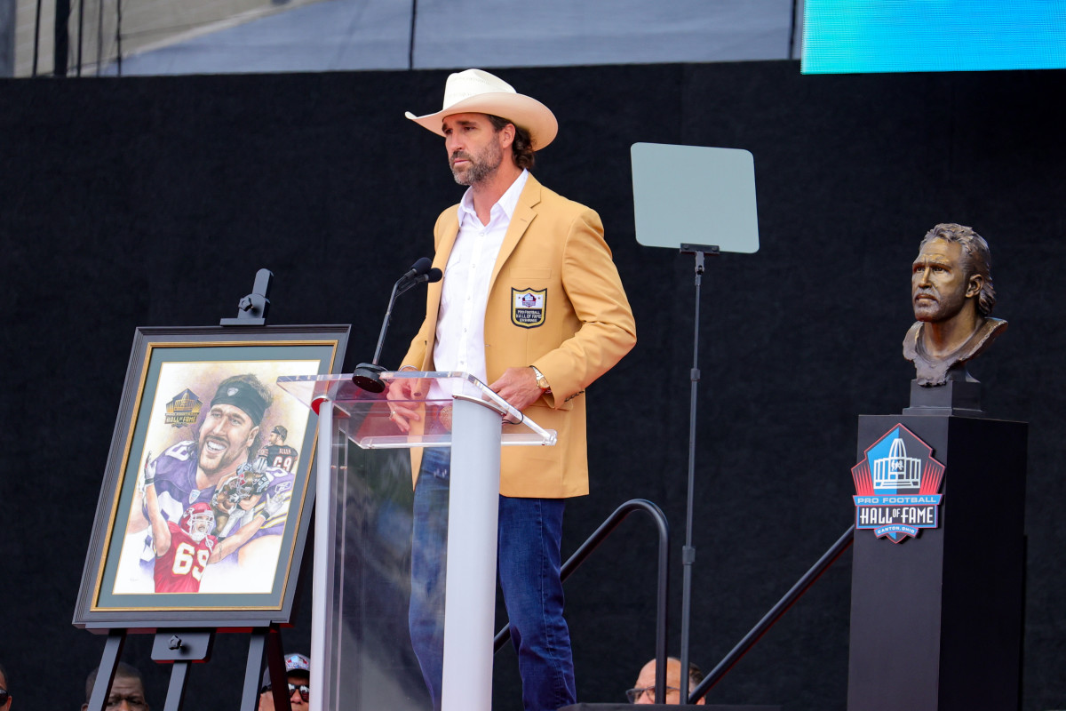 NFL Legend’s Wardrobe Malfunction Steals the Show at Hall of Fame Ceremony
