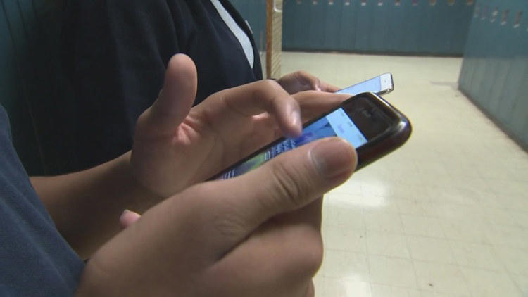 No more phones in Texas classrooms? These are the new rules parents ...