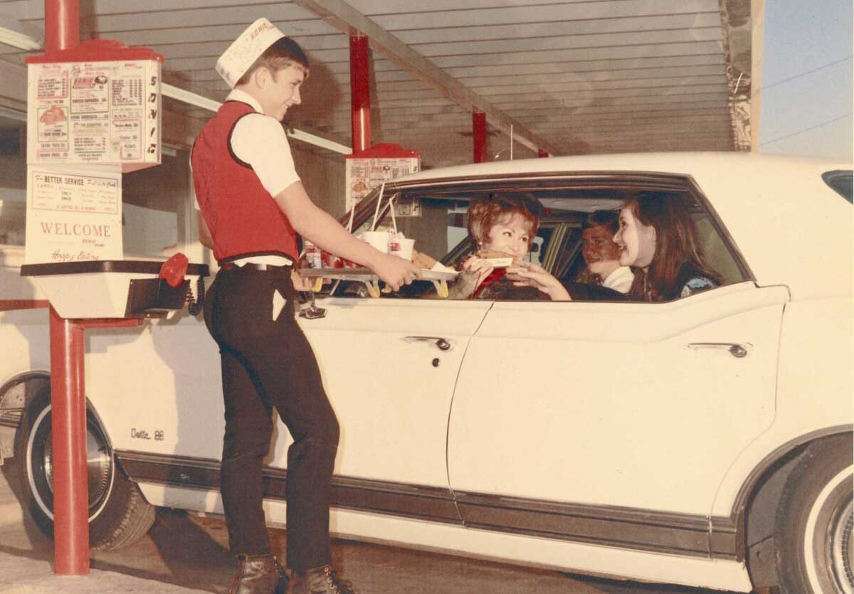 15 Photos of Carhops That Take Us Back in Time