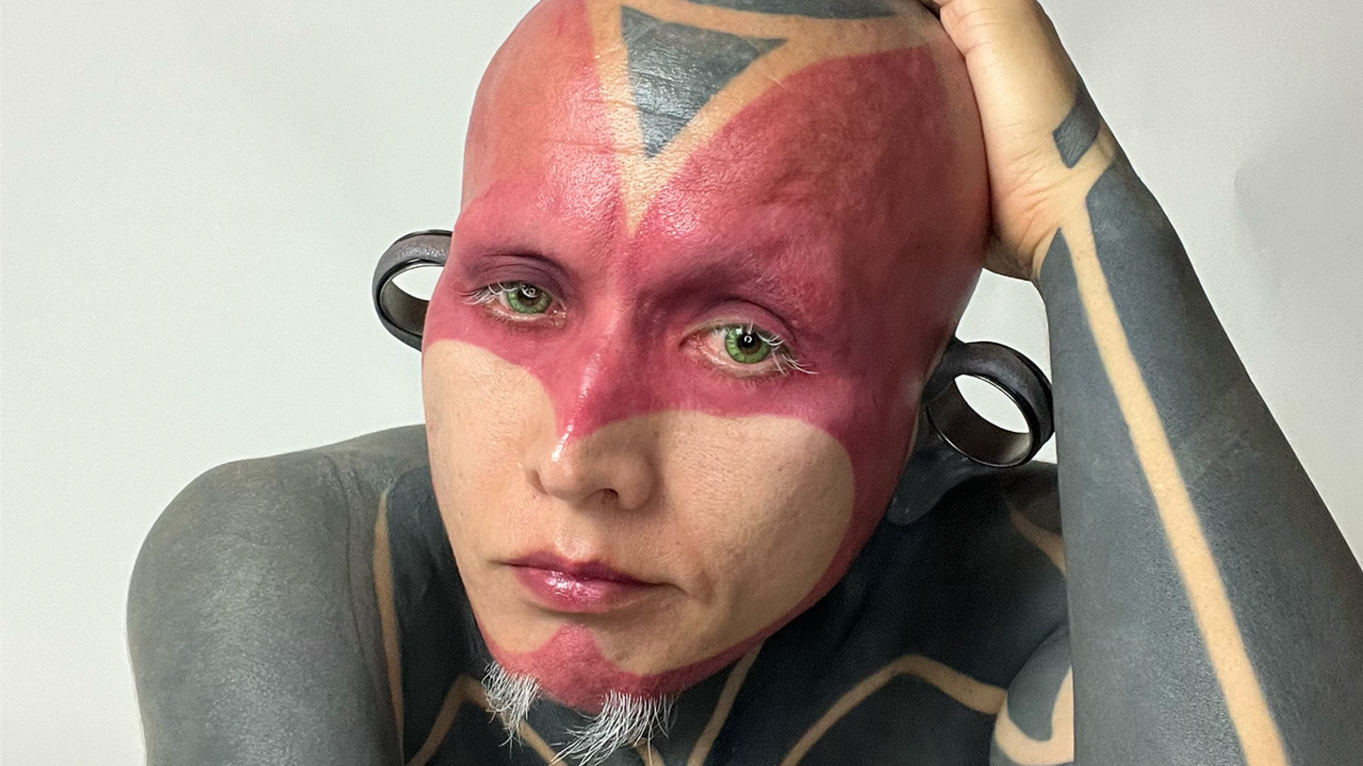 L'homme avec le plus grand tunnel de chair dans l'oreille