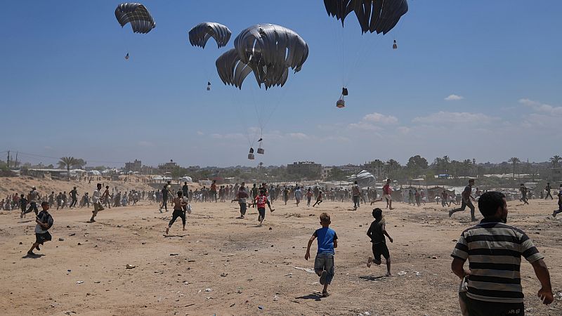 Crowds surge toward falling aid in Gaza during chaotic rush