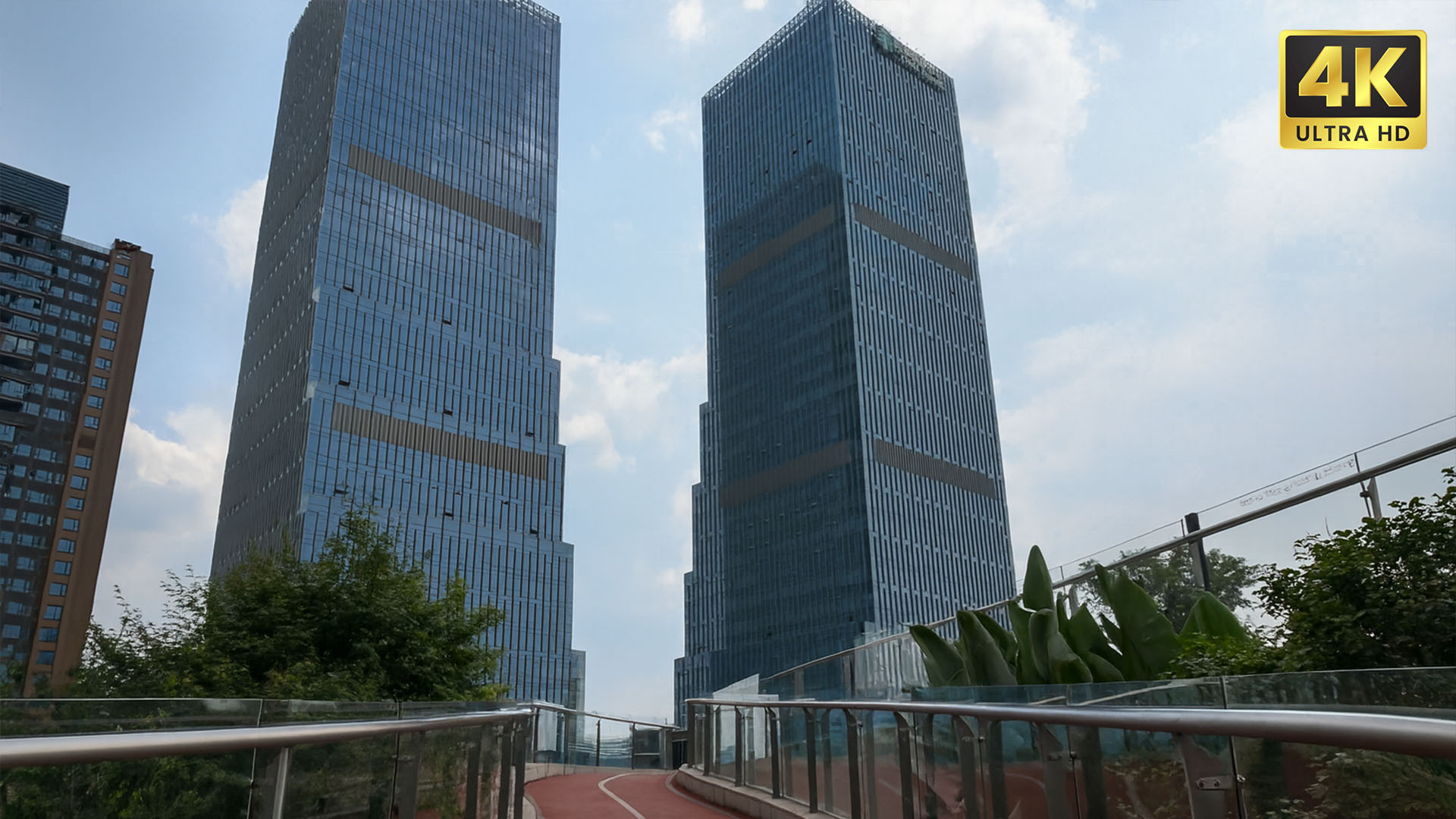 Centro comercial en China con acuario interior en 4K