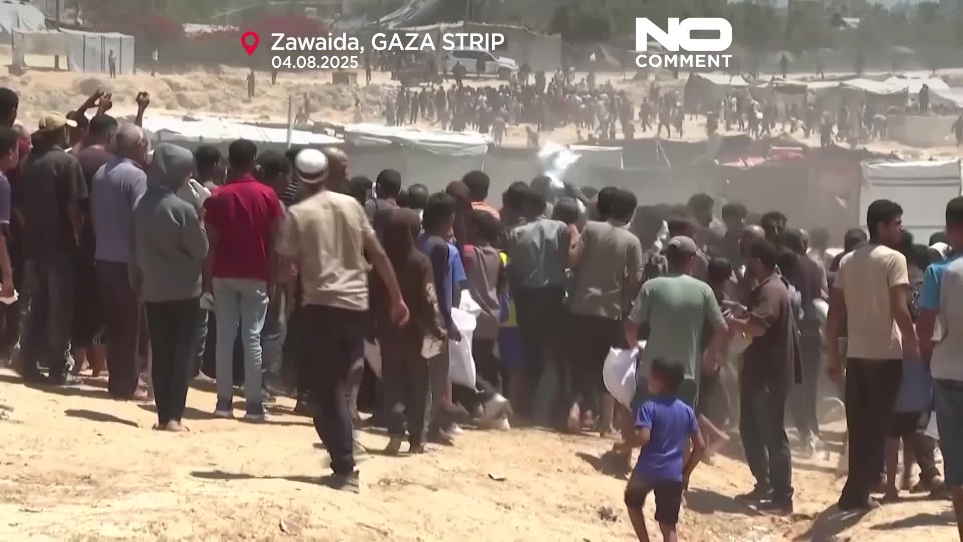 Menschenmengen drängen sich um fallende Hilfsgüter in Gaza