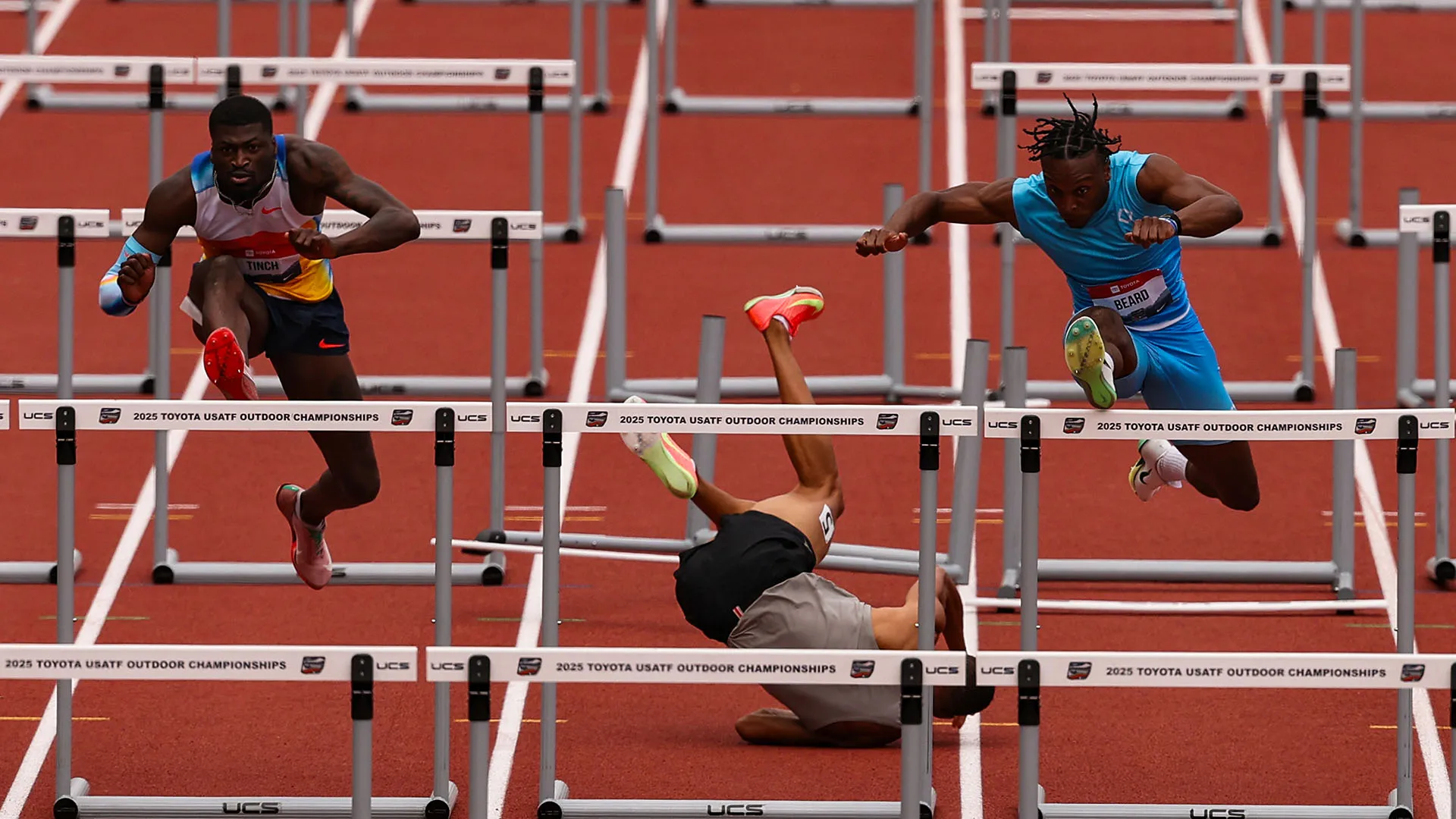 Atleet valt op heftige wijze en moet stoppen: de foto's