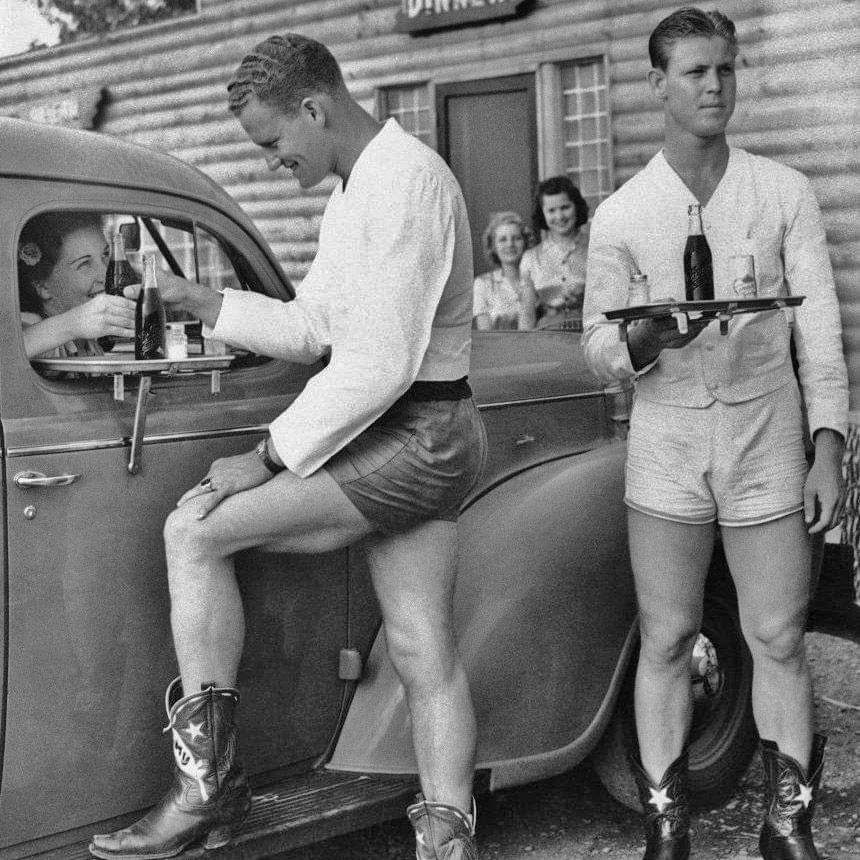 15 Photos of Carhops That Take Us Back in Time