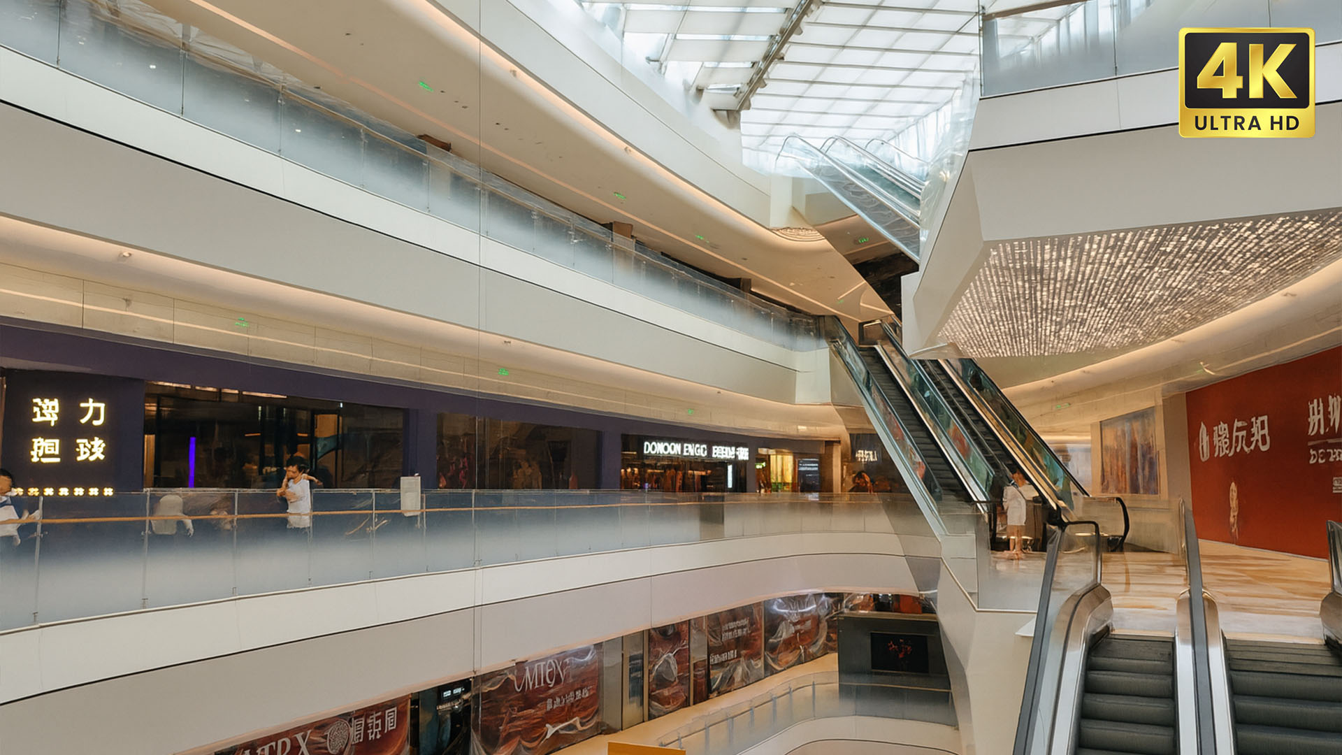 Centro comercial moderno en China con acuario interior 4K