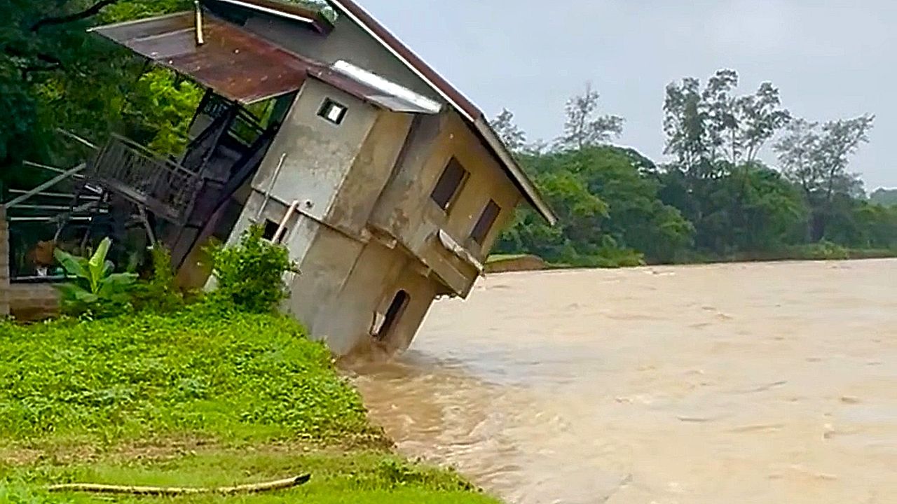 House collapses into river in the Philippines