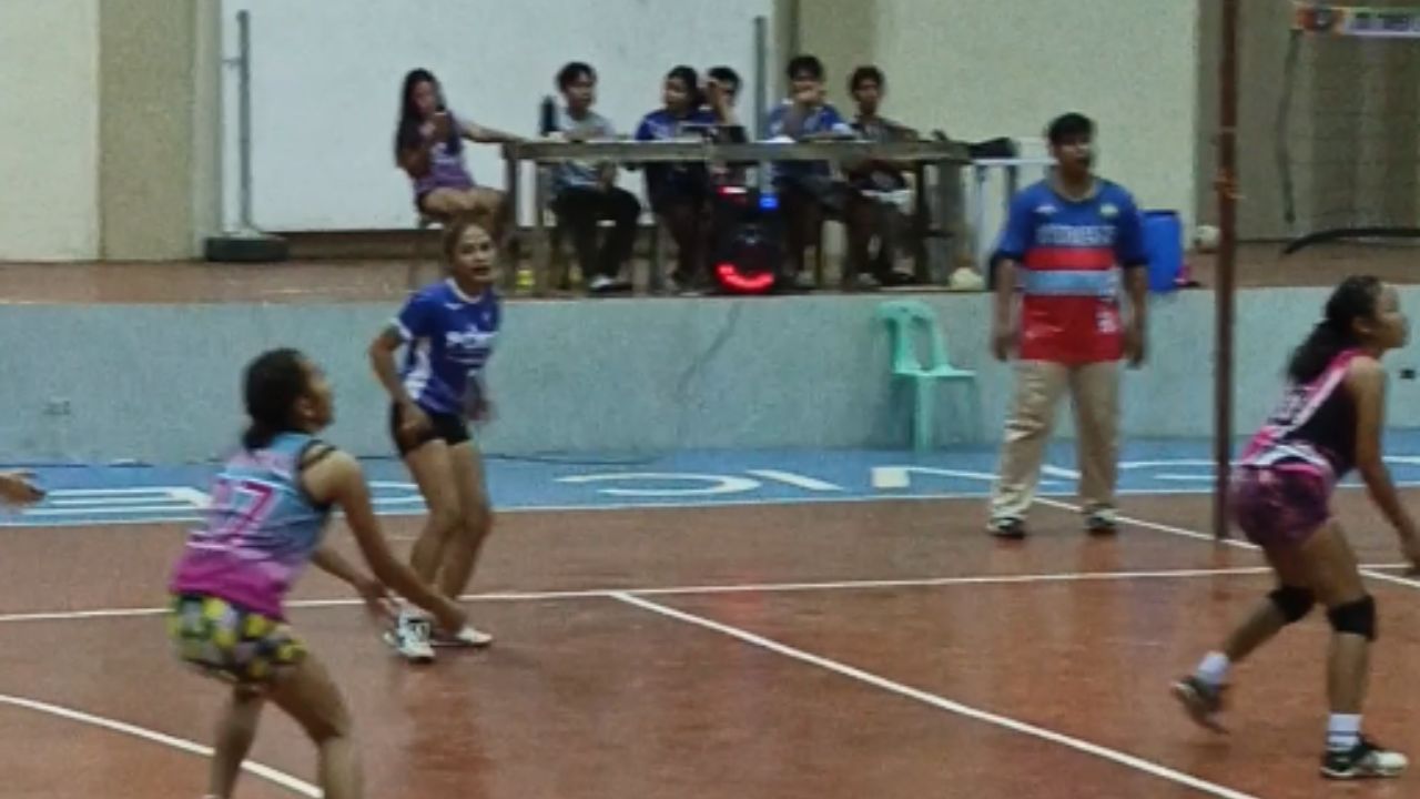 Hilarious volleyball fail moment makes player realize that she's the ...