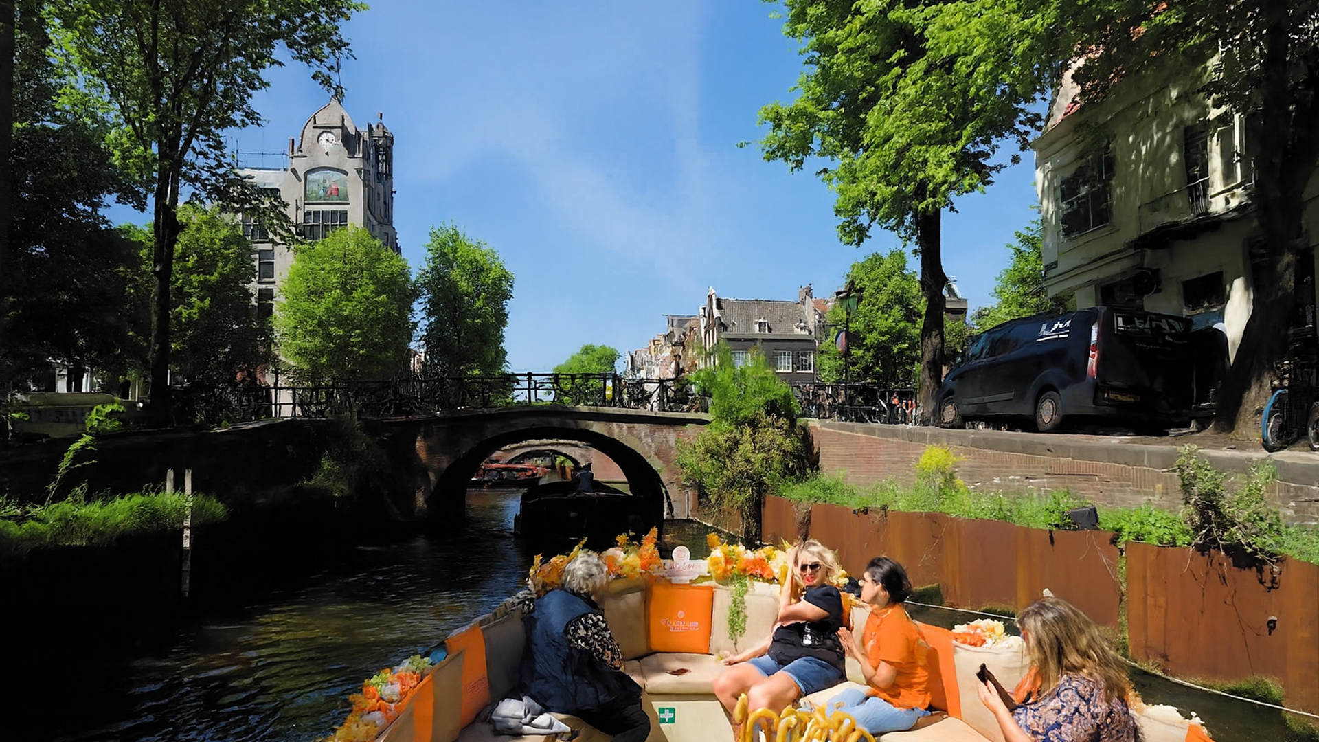 Amsterdam Luxury Electric Boat Tour – Scenic Cruise Through Historic Canals