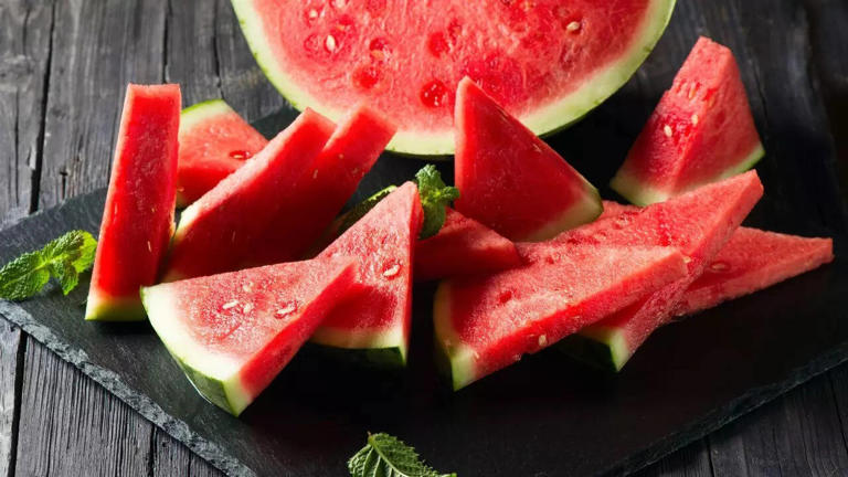 5 best tricks to pick a sweet watermelon and skip the tapping