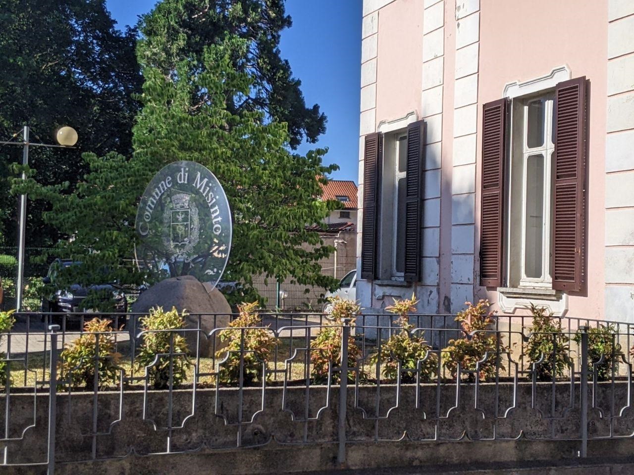 Misinto, polemica sui consigli comunali online. Il sindaco predica calma