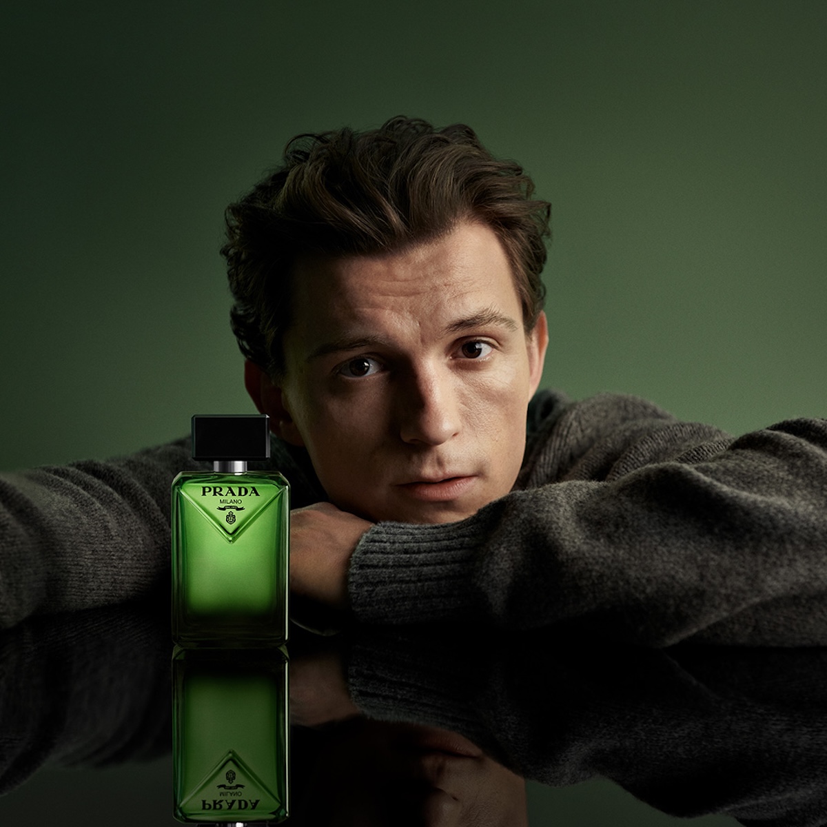 Tom Holland e Prada: la collab si estende alle fragranze con Paradigme