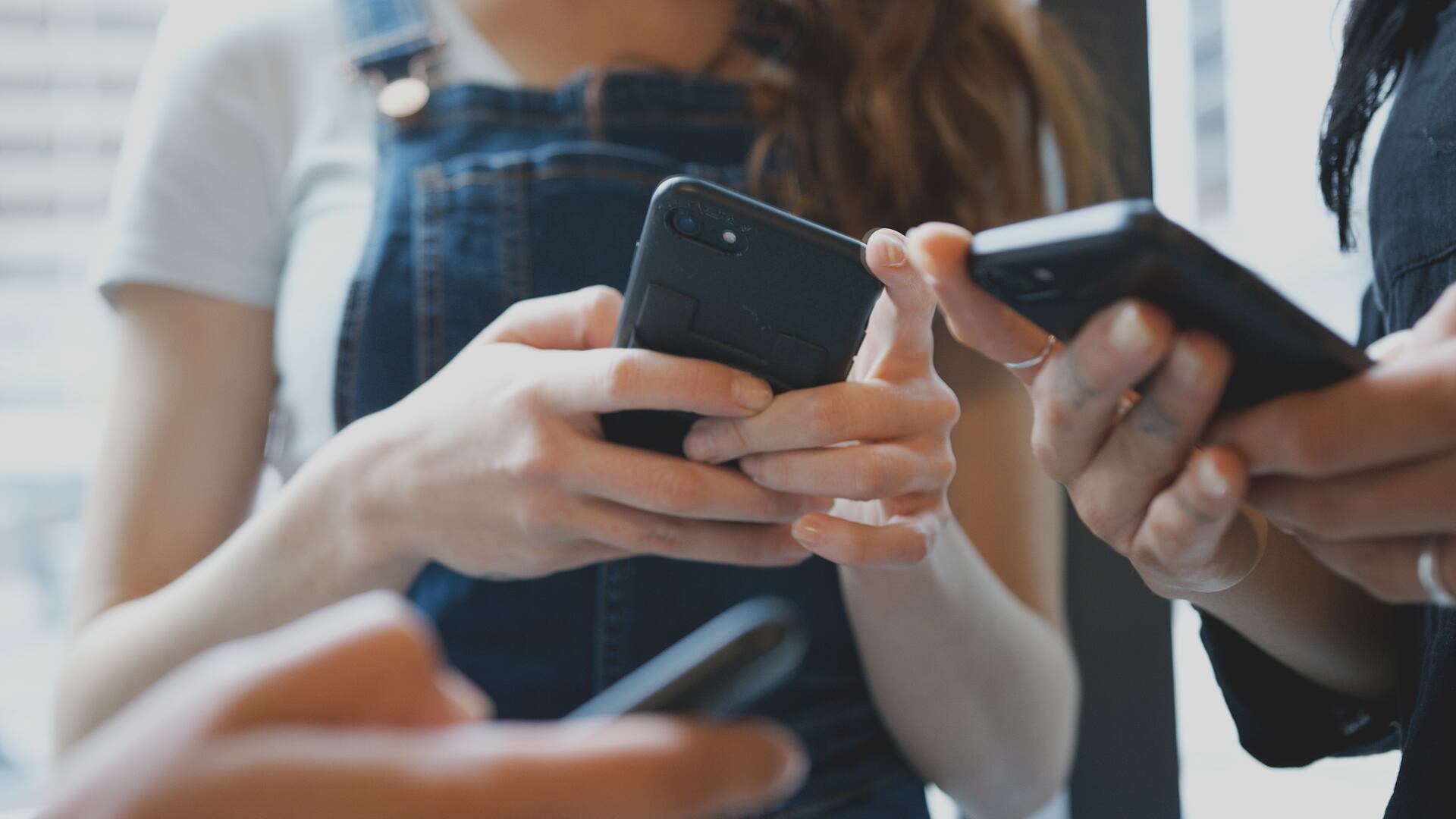 Get teens managing screen time before school starts