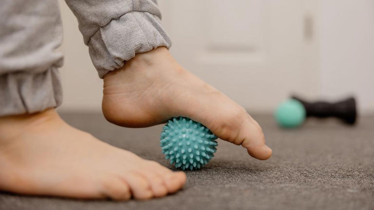 Strengthen your feet with a simple daily routine from a podiatrist