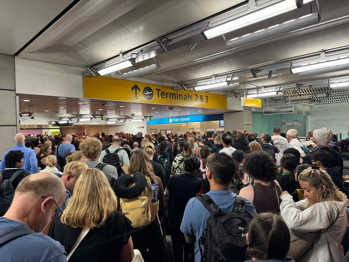 Heathrow chaos as tunnel closure sparks overcrowding and Elizabeth line ...