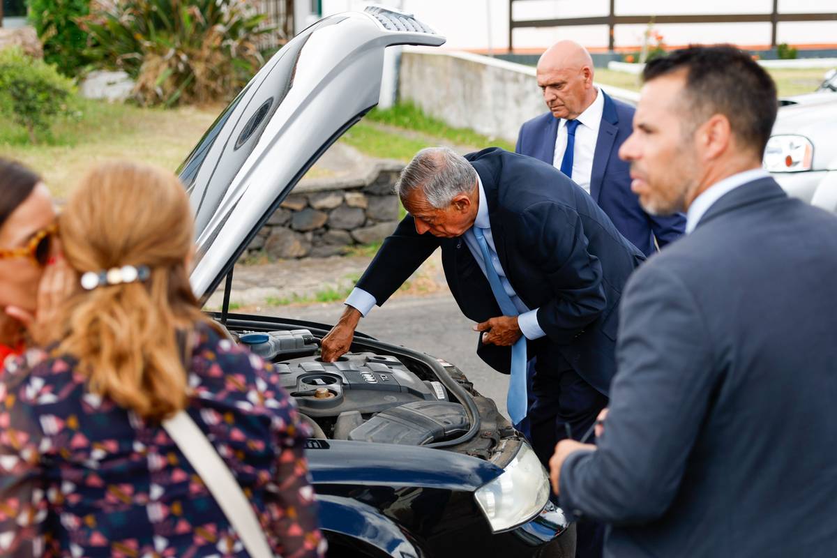 As peripécias de Marcelo nos Açores: um carro a deitar fumo com capô ...