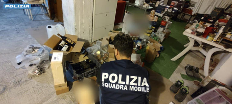 Rubano bancali di merce da Esselunga, denunciati addetti