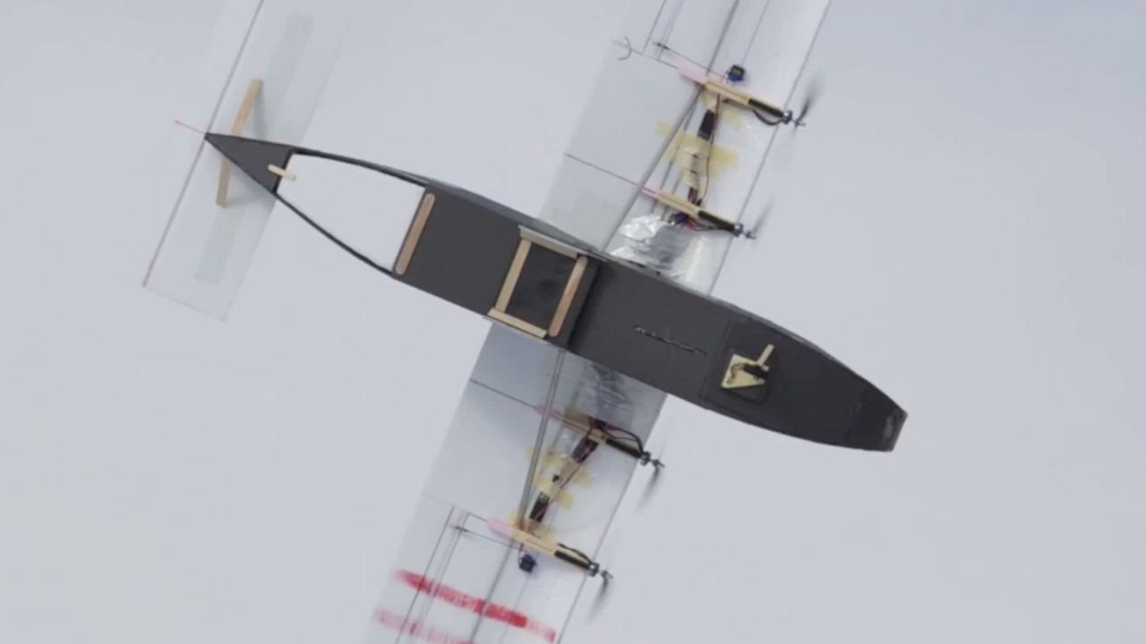 Cargo Condor Crash Landing Caught on Camera