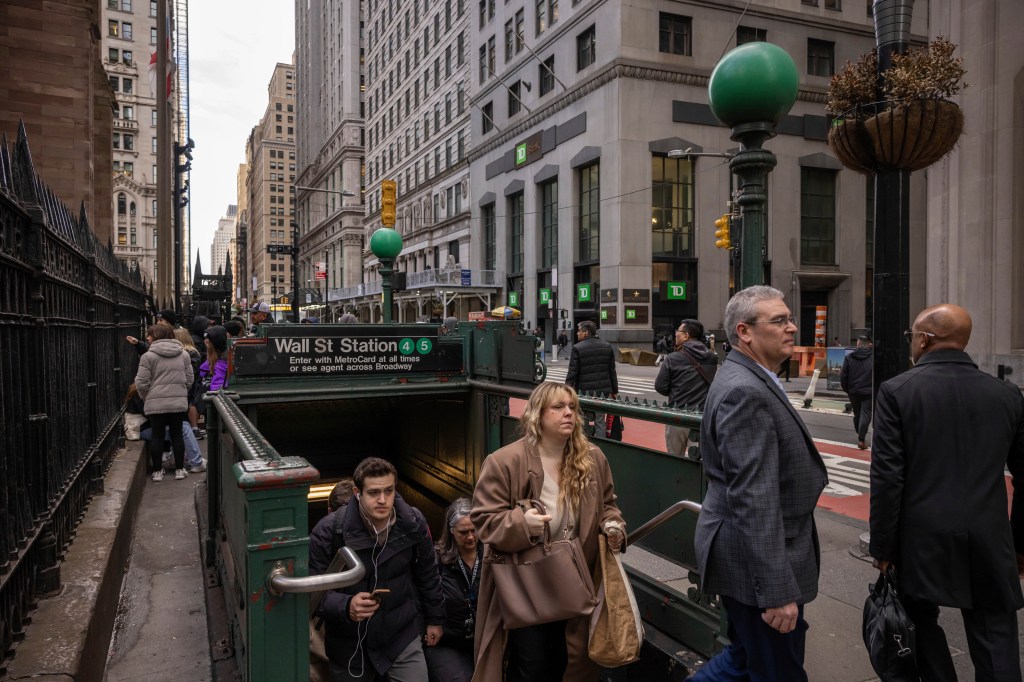 Wall Street workers poised for bonuses to spike as much as 30% ...