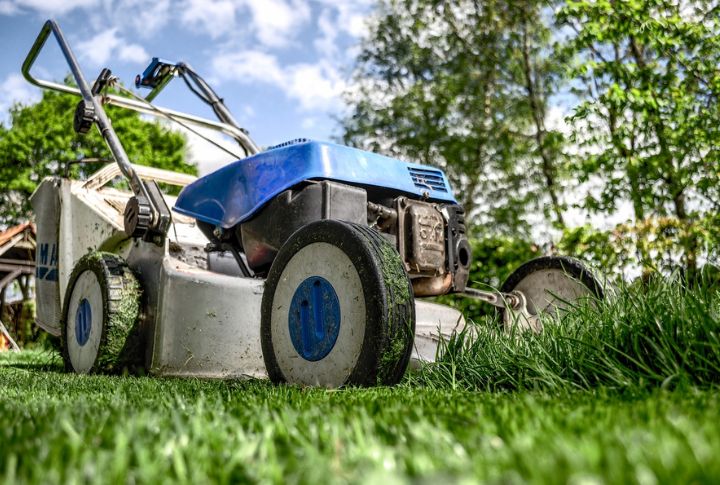 10 Things To Know Before You Buy A Lawn Tractor Or Riding Mower