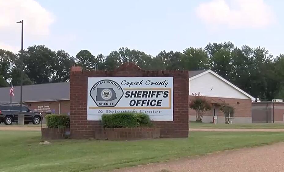 Angry crowd gathers at scene of fatal crash in Mississippi, injuring ...