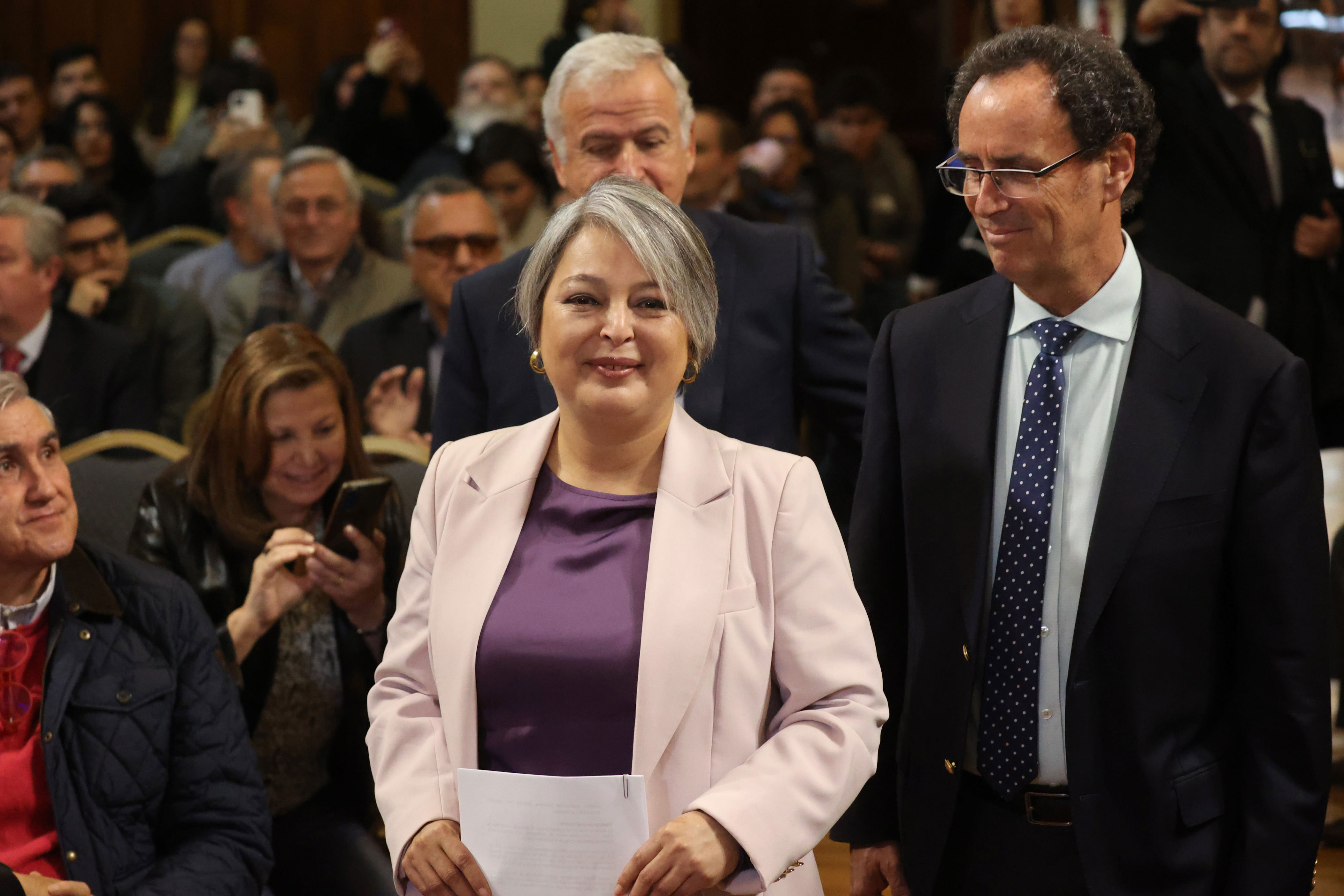 Las conversaciones de Jara y su equipo para ajustar el relato económico que sigue tensionando al ...