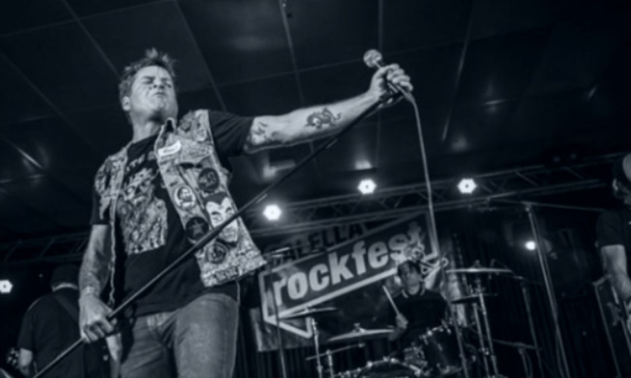 Muere la estrella de rock David Roach a dos semanas de casarse: “Falleció en los brazos de su ...