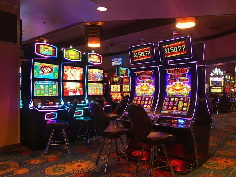 Gambler bets $30 on slot machine - then hits big jackpot at Florida casino