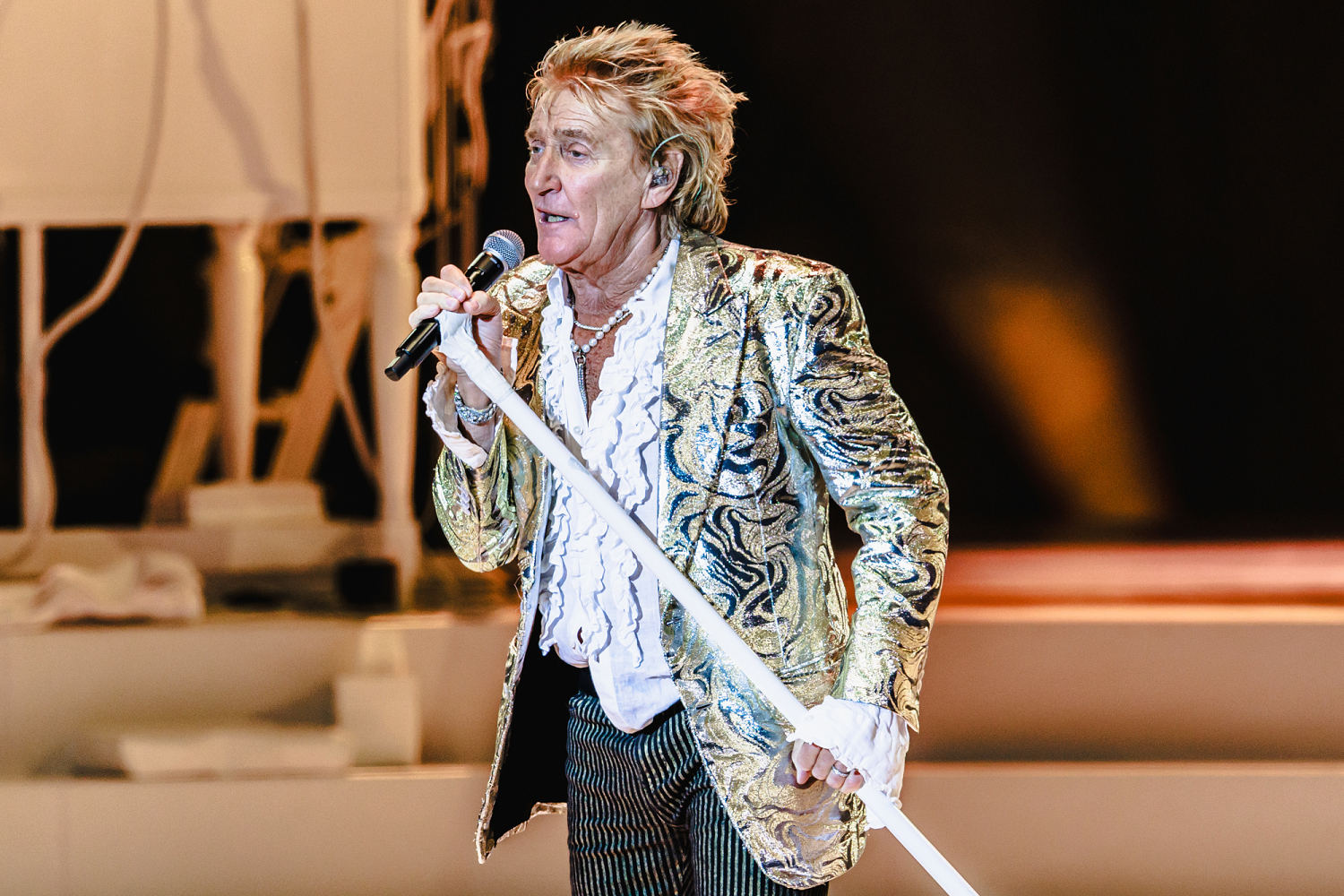 Rod Stewart faces backlash for AI video of Ozzy Osbourne taking selfies ...