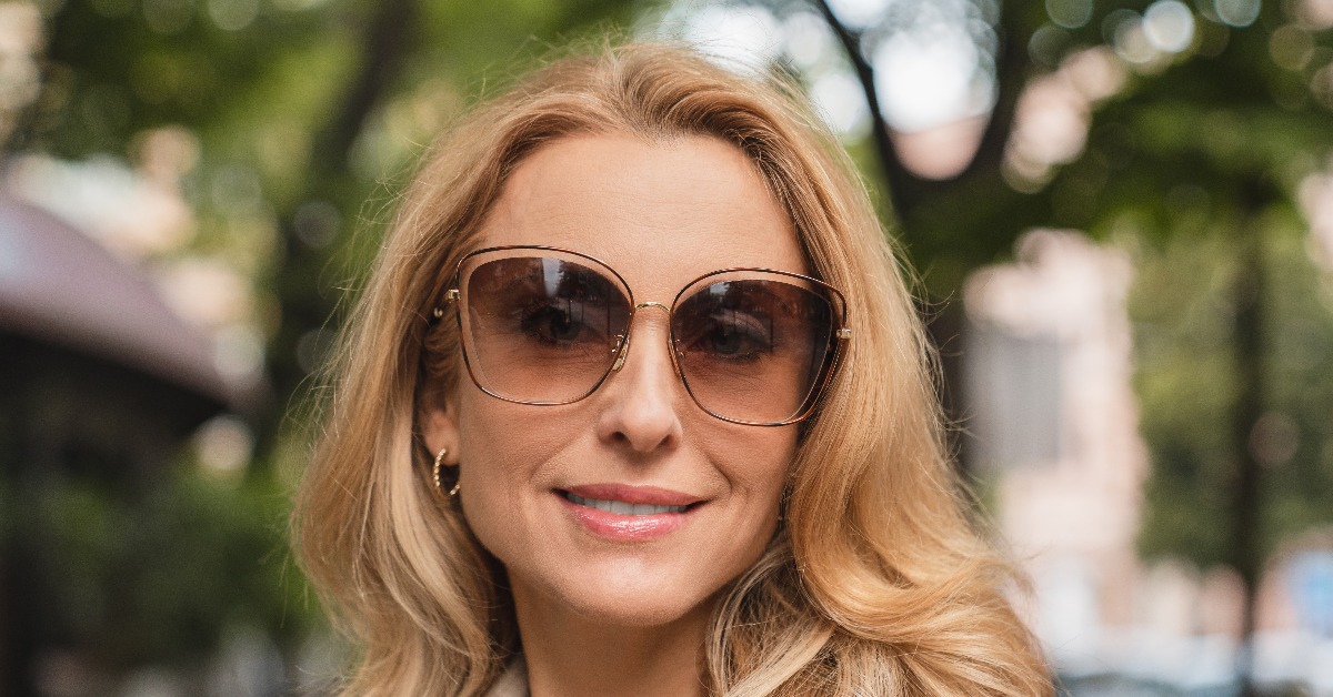10 Signs Someone Is Rich but Not Wealthy (There’s a Difference)