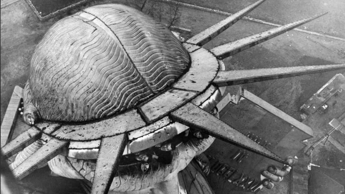 15 Vintage Photos That Perfectly Capture the Statue of Liberty Through ...