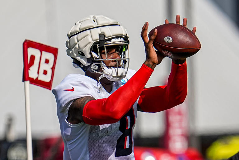 LOOK: Falcons TE Kyle Pitts pulls in grab against safety Jessie Bates