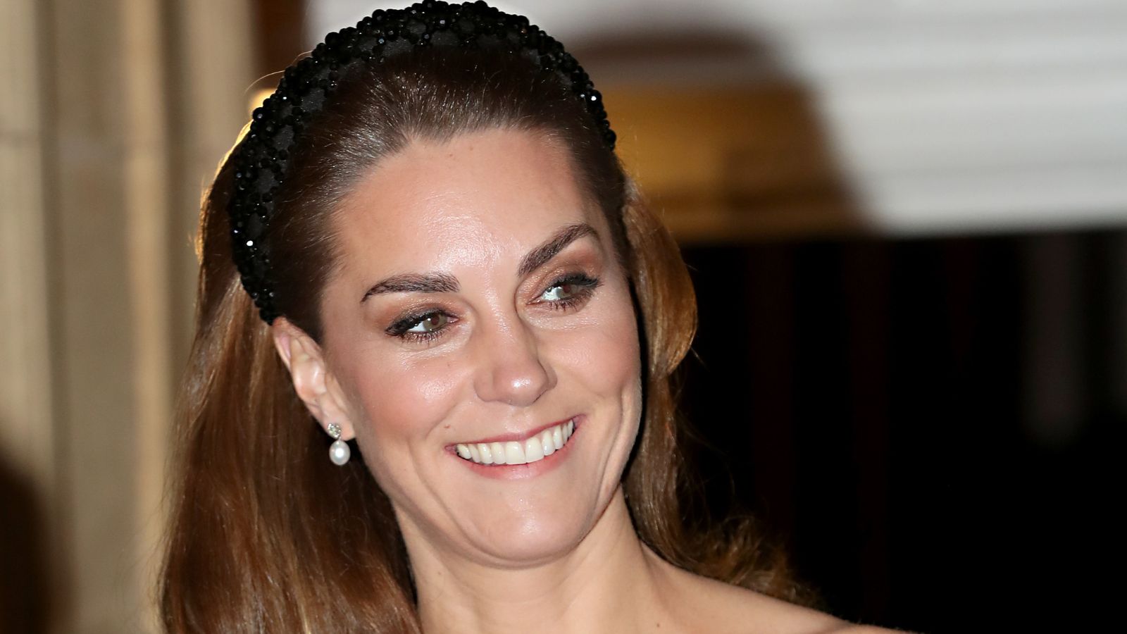 Ce serre‑tête "royal chic" vu sur Kate Middleton est devenu une obsession mode que tout le monde ...