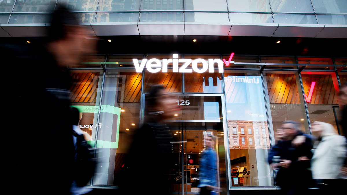 Verizon scrambles to keep angry customers after cutting discounts