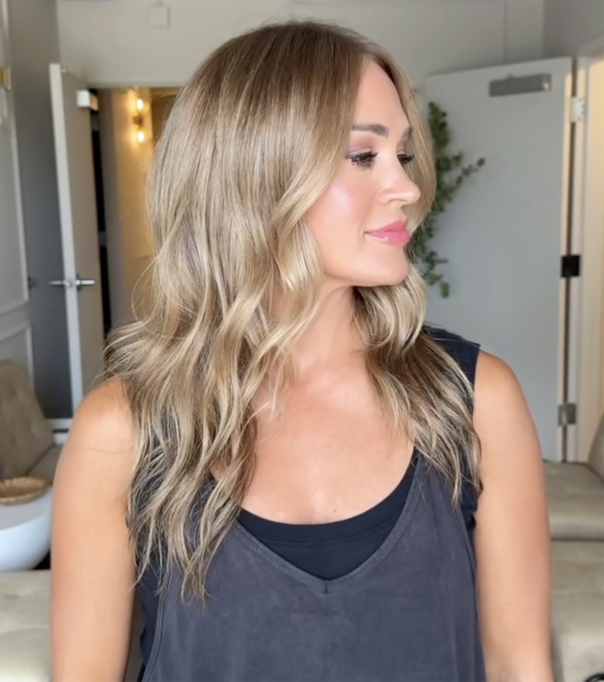 Carrie Underwood returns to her natural hair color for the first time ...