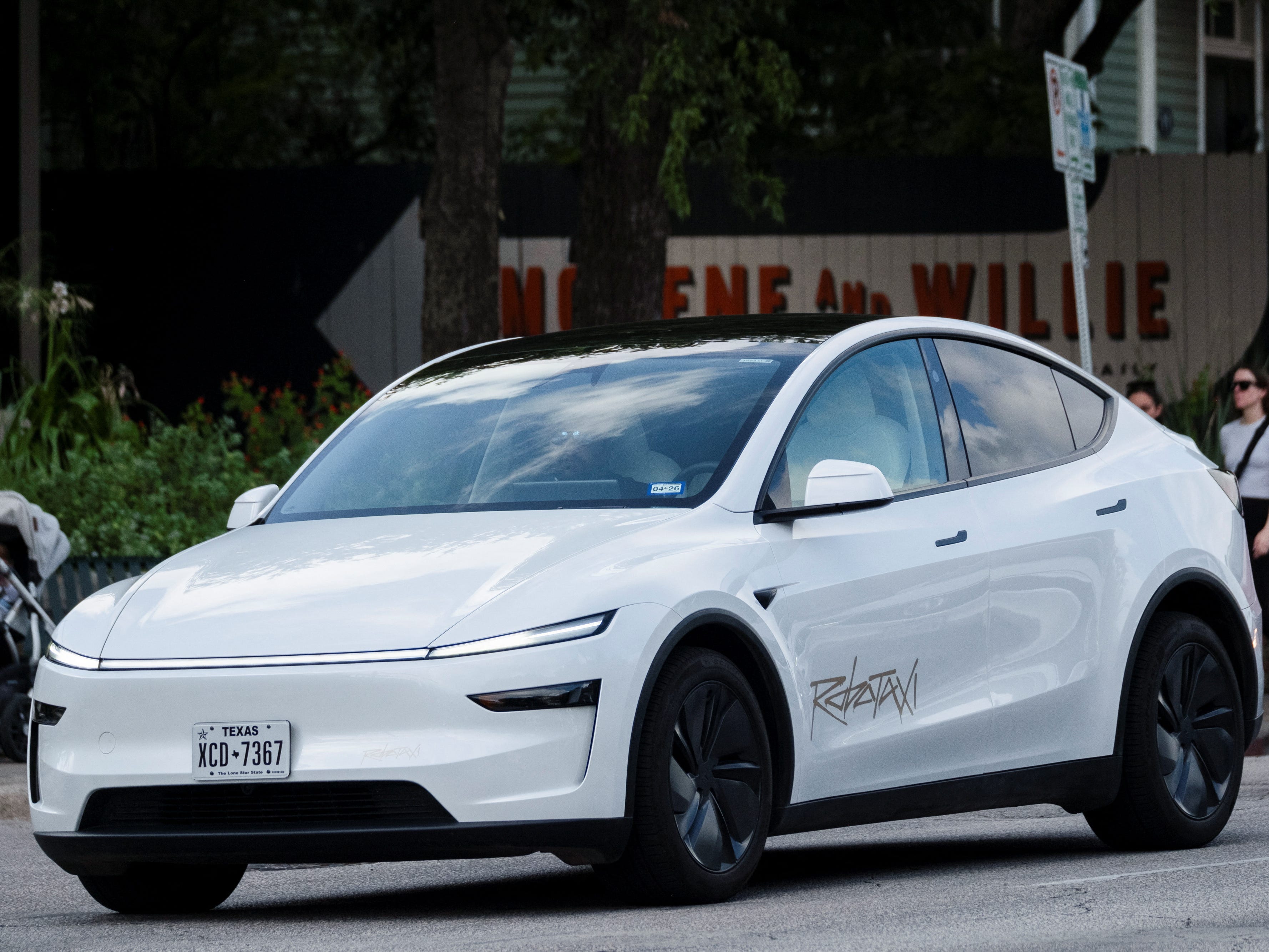 Shareholders sue Tesla and Elon Musk on heels of deadly autopilot crash ...