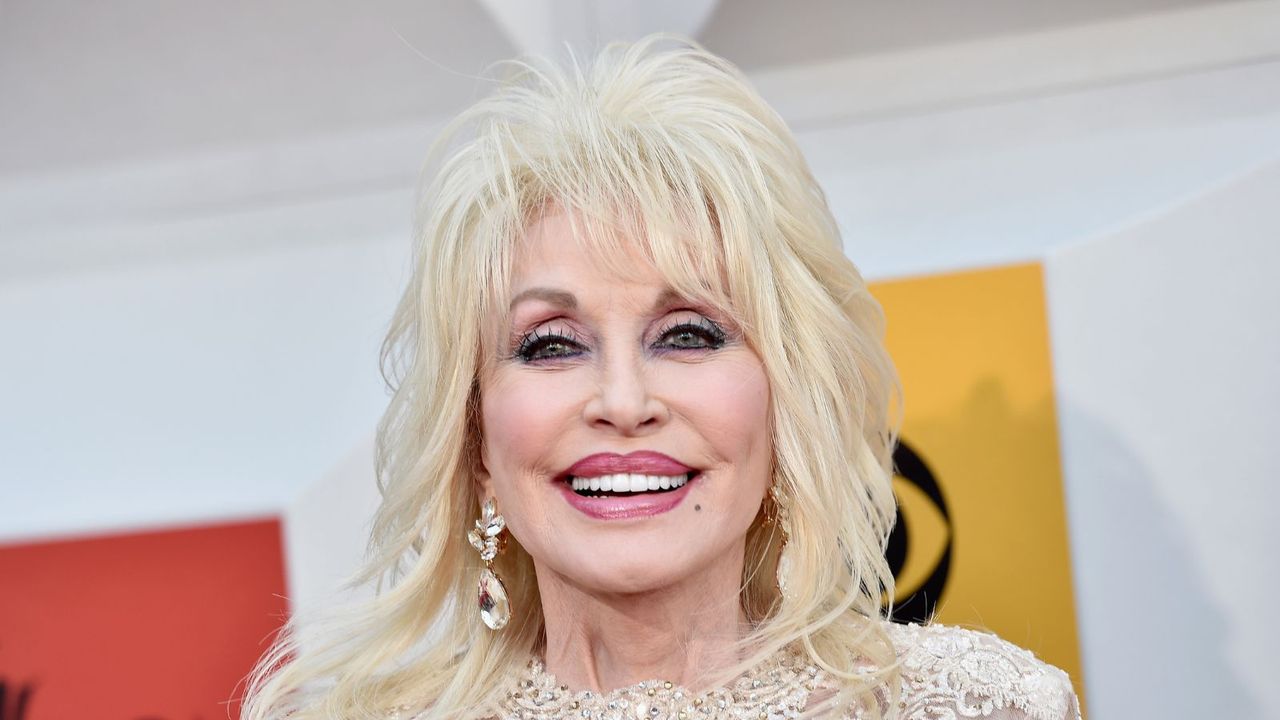 Dolly Parton’s pink and white kitchen is a gorgeous study in color ...