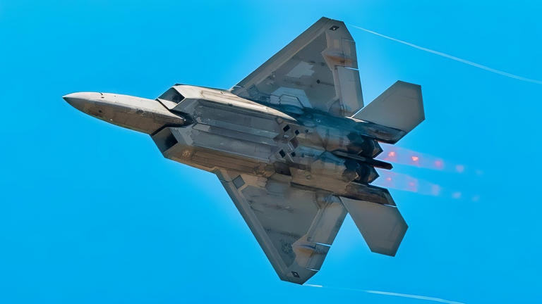 F-22 Raptor vs. J-20 Mighty Dragon: We Might Not Like the Answer in a War