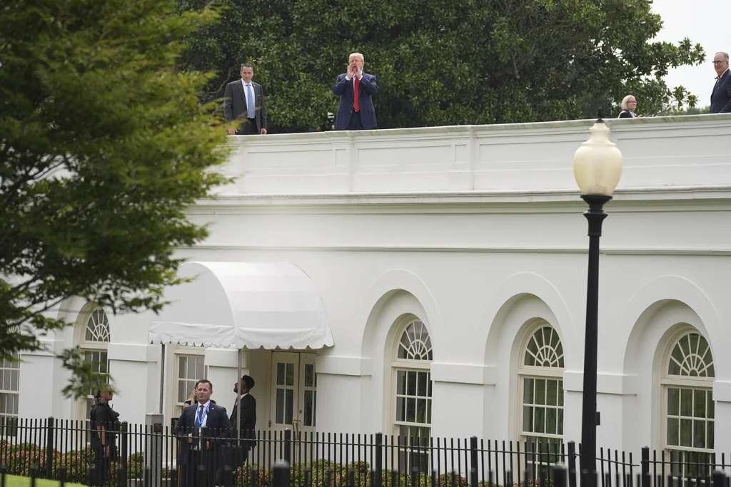 Trump takes a walk on White House roof amid plans for new ballroom ...