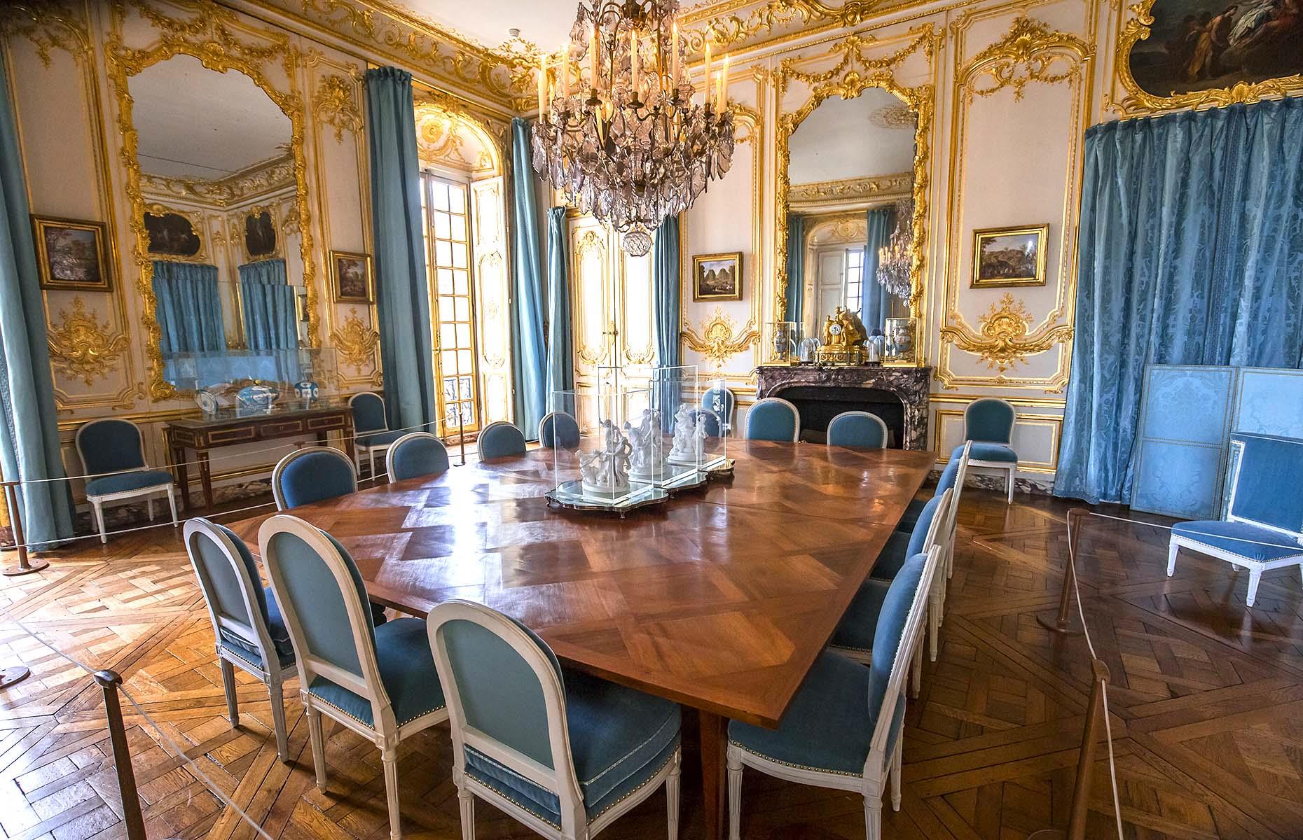 Incredible photos reveal life in 9 royal kitchens