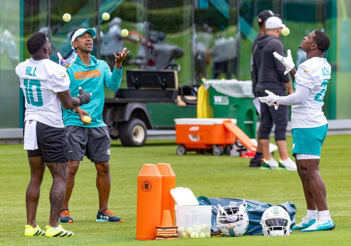 New Dolphins coach discusses what he notices about Tyreek Hill, other ...
