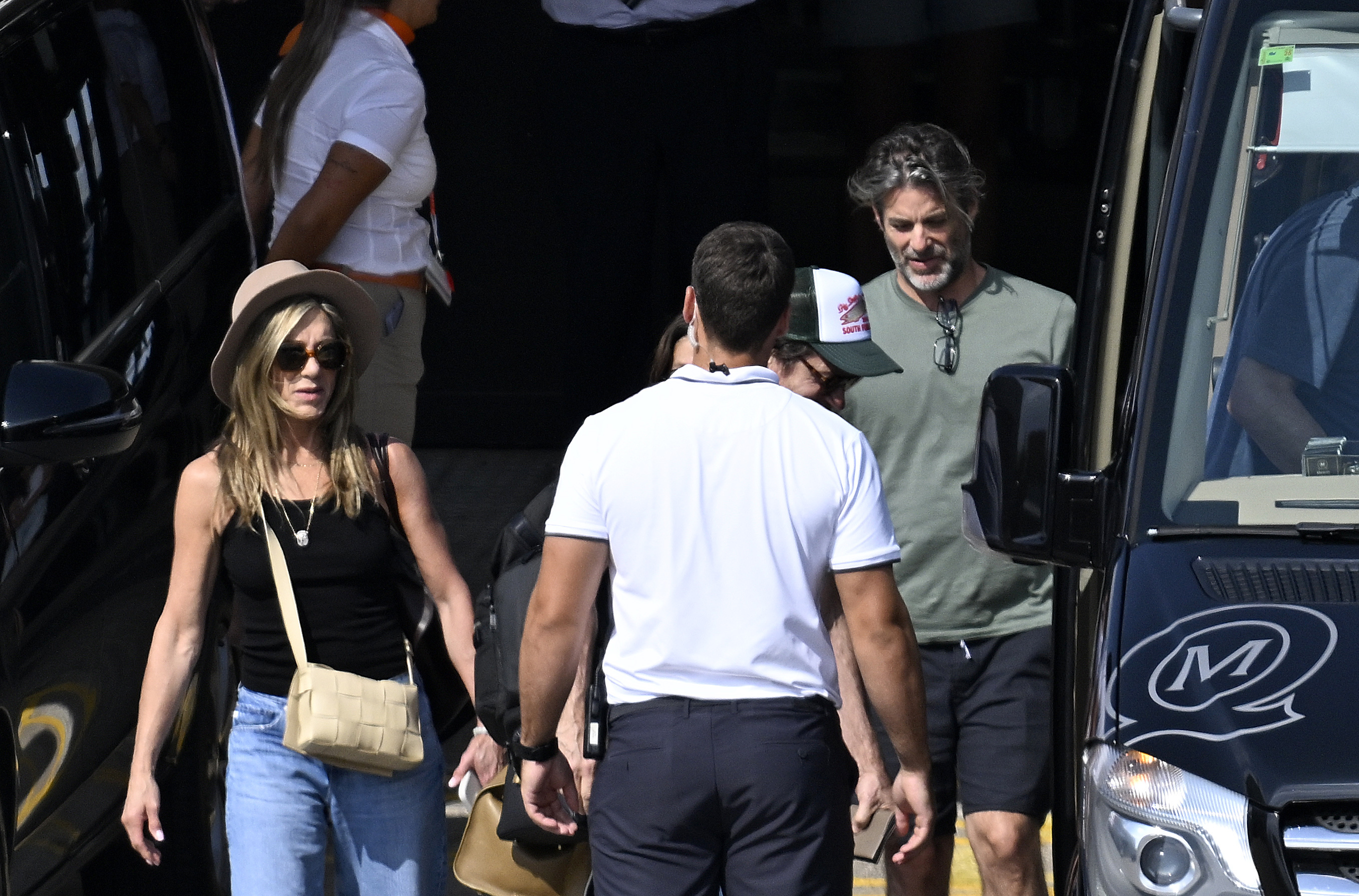 Jennifer Aniston and boyfriend Jim Curtis spotted on 3-hour dinner date ...